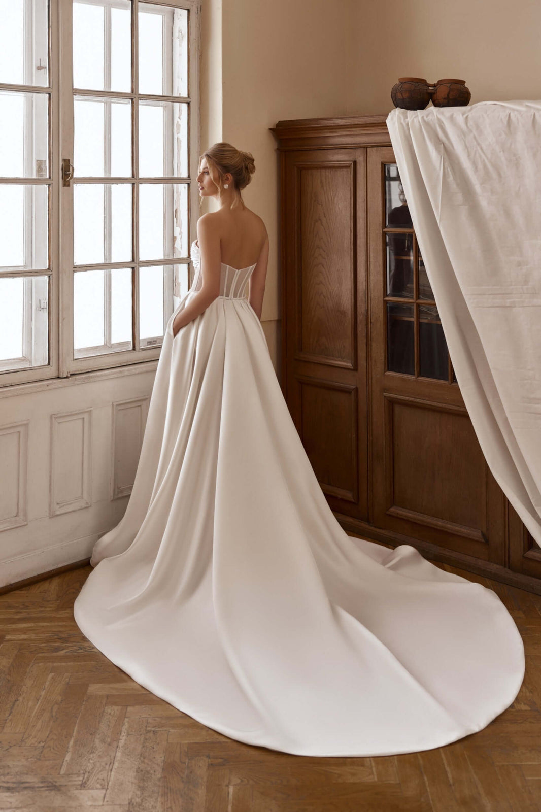 LÉNAIA Bridal: Online-Shop für Brautkleider